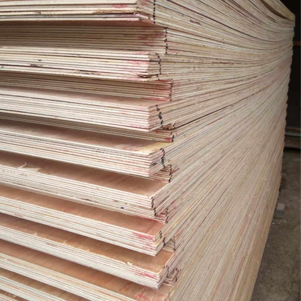 Lamina de Triplex 4mm 122x244cm | Maderas y Laminas Especiales